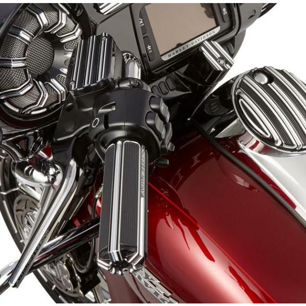 【適合】1984〜2021 ケーブルスロットル車※ストリート不可【商品説明】人気のデザインのグリップです。同シリーズで揃えると統一感、カスタム感が出てカッコよく目立ちます。【カラー】ブラック x シルバー【メーカー】Arlen Ness（ア...