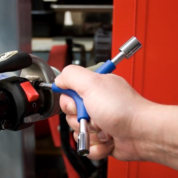 【商品説明】高品質工具で有名なモーションプロのY字型ドライブレンチ。3つのヘッドは4mm、5mm、6mmのヘックスドライブです。8mm、10mm、12mmのヘックスソケットが付属します。合計6種類の使い方が出来ます。本体はクロムバナジウム鋼...