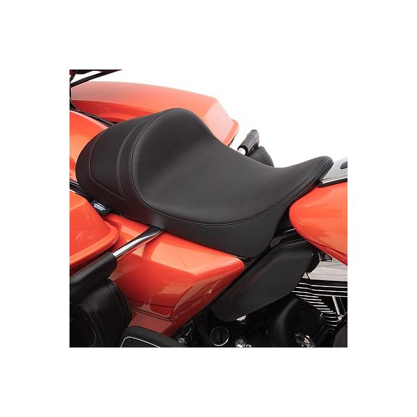 【適合】2024 FLHTK、FLTRK、FLHRXS2008〜2023 ツーリング【商品説明】ライダーの着座位置をノーマルシートより低く、ハンドルに近づけるソロシートです。足つき性を改善し、フット、ハンドコントロールの遠さを解消したい方に...