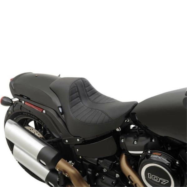 【適合】2018〜2024 FXFB/S【商品説明】快適さのスタイリング。足つきも良くなり、ホールド性を高め、後方にずれるのを防ぎます。シート裏にフェンダーを傷つけない保護用カーペットが付いてます。EZ-ONシステムは簡単にシートの取り付け...