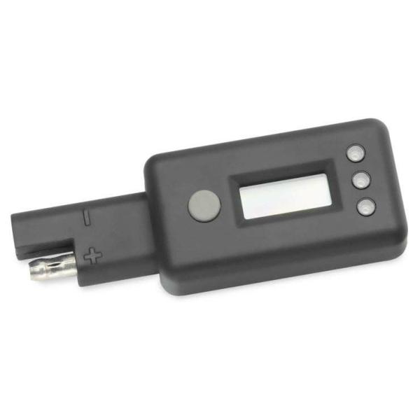 【商品説明】バッテリーテンダーのコネクターにワンタッチで接続できます。バッテリーの電圧により緑/黄色/赤の3色でLEDが光るので容易に状態が判ります。赤/黄色の場合は早急にチャージしないとバッテリーの劣化が進行します。スイッチを押すとバッテ...