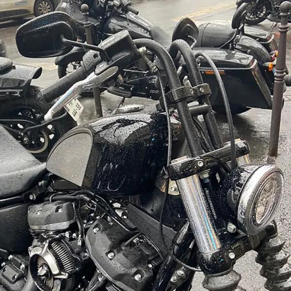 【適合】1982以降 ハーレーケーブルスロットル車用【商品説明】ハーレー用 ナローハンドルバーです。トップトリプルにダイレクトボルトオンします。トリプルから垂直に立ち上がり、トップから大きくプルバックする、1970年代チョッパースタイル。ウ...