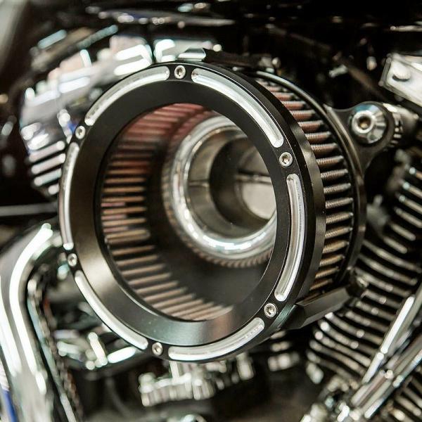 【適合】電子制御スロットル車2012〜2017 ソフテイル2016〜2017 ダイナ2008〜2016 ツーリング【商品説明】透明なプレキシガラスとアルミ製カバーが目立つ、ハイフローエアクリーナー。見た目と性能を兼ね備えたデザイン。ブリーザ...