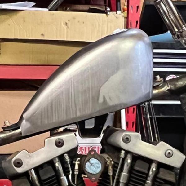 【適合】XL スポーツスター【商品説明】フリスコスタイルのフューエルタンクをフレームにマウントするためのキットです。・特長●バックボーンフレームにフリスコスタイルのフューエルタンクの前後をマウント●3/18-16サイズのボタンヘッドボルト ...