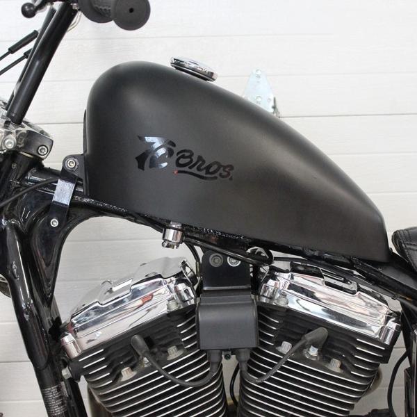 【適合】1995〜2003 スポーツスター純正2.4ガロンタンク用【商品説明】1995〜2003 スポーツスター 純正2.4ガロンタンク（ピーナツタンク）用 タンクリフトアップキットです。・特長●フロントを3.5インチ（約8.9cm）リフト...