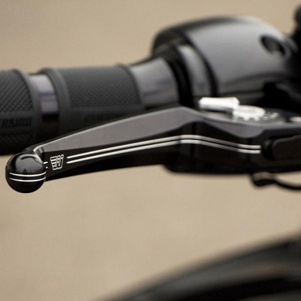 【適合】2004〜2013 スポーツスター【商品説明】ハーレー用アジャスタブルブレーキレバーです。レバーの遠さを6段階に調整可能です。ビレットアルミニウム製。CNCマシンによる削り出し加工品です。レバー本体はブラックアノダイズフィニッシュ。...