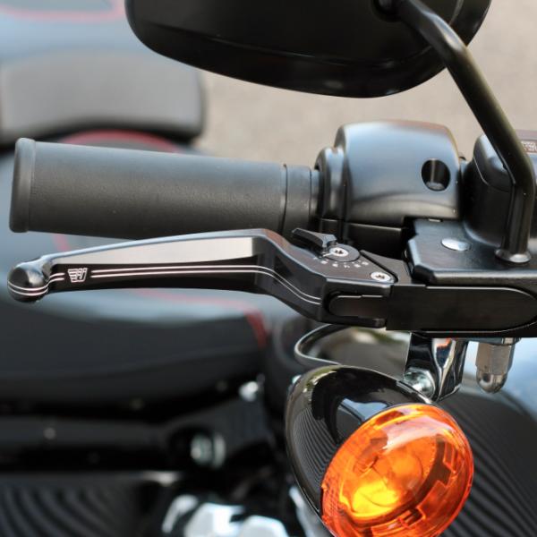 【適合】2004〜2013 スポーツスター【商品説明】ハーレー用アジャスタブルブレーキレバーです。レバーの遠さを6段階に調整可能です。ビレットアルミニウム製。CNCマシンによる削り出し加工品です。レバー本体はブラックアノダイズフィニッシュ。...