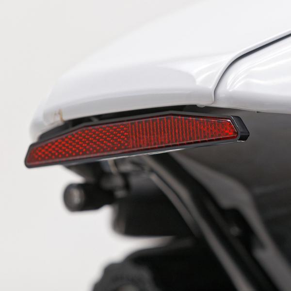 【適合】2021以降 RH1250S【商品説明】スポーツスターS用 リアリフレクター マウントキットです。ナンバーやリアターンシグナル移設を行う際に、このキットが役にたちます。ノーマルテールカウルの下のフレームにマウントします。リフレクター...
