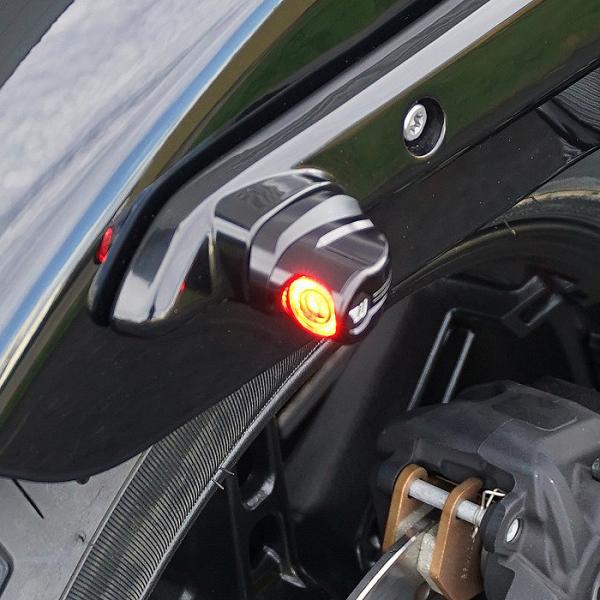 【適合】2022以降 RH975、RH975S【商品説明】ナイトスター/S用 ターンシグナル・ブレーキ一体型 LEDテールライトセットです。ロープロファイルのすっきりとしたシェイプです。フェンダーストラットのノーマルウィンカー取り付け位置に...