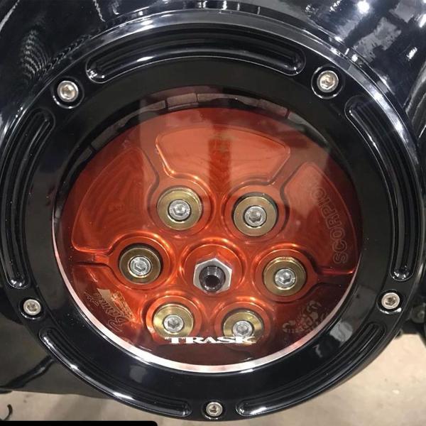 【適合】2019以降 ソフテイル2018 FLSB【商品説明】内部の駆動が見えるダービーカバー。マシンカットされた高品質アルミニウムにレキザン（ポリカーボネート）素材のシースルーウインドウで作られています。トラスクのAssaultシリーズの...