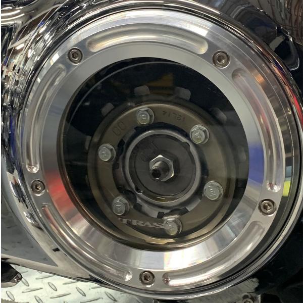 【適合】2019以降 ソフテイル2018 FLSB【商品説明】内部の駆動が見えるダービーカバー。マシンカットされた高品質アルミニウムにレキザン（ポリカーボネート）素材のシースルーウインドウで作られています。トラスクのAssaultシリーズの...