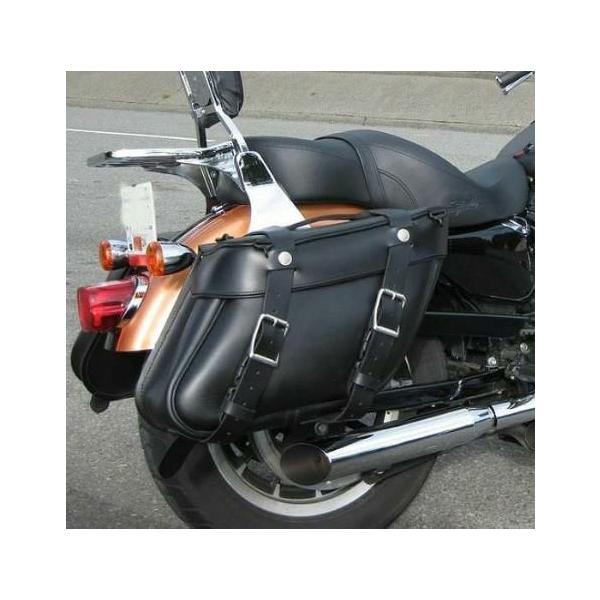 【適合】1994〜2021 スポーツスター1984以降 ソフテイル1991〜2017 ダイナ1987〜1994 FXR1968〜1989 ツーリング【商品説明】ボックス型リッドのデラックスタイプ・サドルバッグ。リアサスペンションに合わせて前...