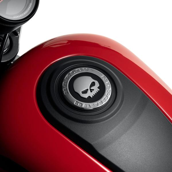 【商品説明】ハーレー ウィリーG スカルデザインのメダリオンです。亜鉛ダイキャスト製の質感の高い製品です。付属の両面テープで平らな場所に貼り付けます。ナイトスター RH975のエアボックスカバーのトップ部分にも丁度良い大きさです。【カラー】...