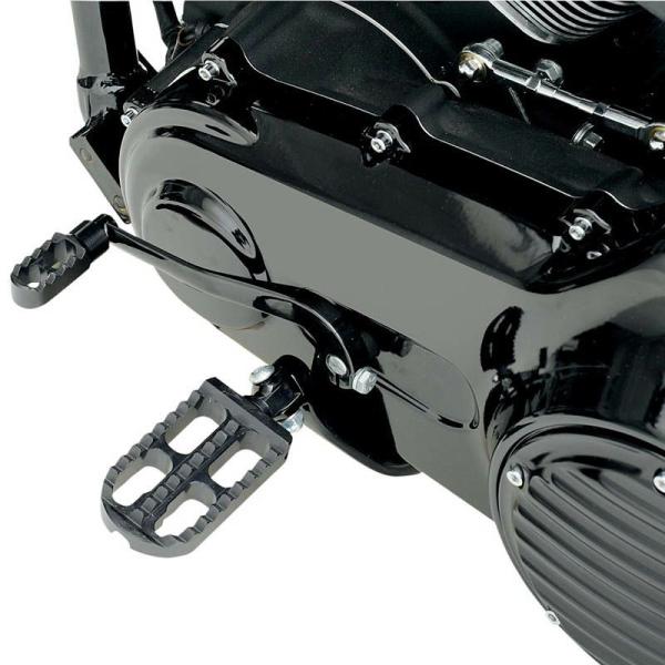 【適合】全車種【商品説明】オフロード車を思わせる鋸歯状のシフトペグ。アルミ削り出し製で耐久性に優れ非常に軽量です。また鋸歯形状が強力にブーツをグリップします。裏側はフラットなので、シフトアップ時にブーツを傷める事はありません。【サイズ】幅：...