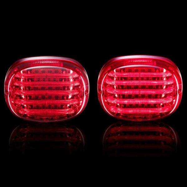 【適合】1999〜2024 全車種※ナンバー灯窓無し【商品説明】多くのハーレーに装着されているテールライトと交換するタイプのラン/ブレーキ/ターン一体型のLEDテールライトです。5つのLEDランニングライトパイプと赤いLEDを組み合わせ、左...