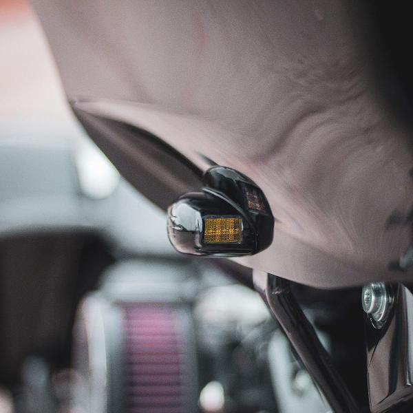 【適合】2024 FLTRK2015〜2023 FLTRX、FLTRXS、FLTRU、FLTRK【商品説明】ロードグライドのフェアリングマウントLEDウインカー。フェアリング廻りをすっきりとシャープな印象に仕上げます。アルミニウム製のハウジ...