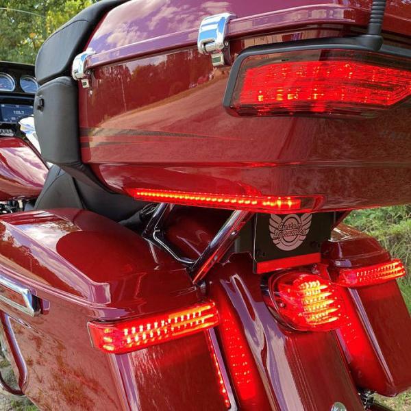 【適合】2014〜2025 ツーリング、FLHTCUTG※標準装備ツアーパック装着車【商品説明】PROBEAMシリーズのツアーパックLEDライト。片側に26個の超高輝度赤色LEDを備え、ツアーパックの側面の明るく照らします。ブレーキ、ウイン...