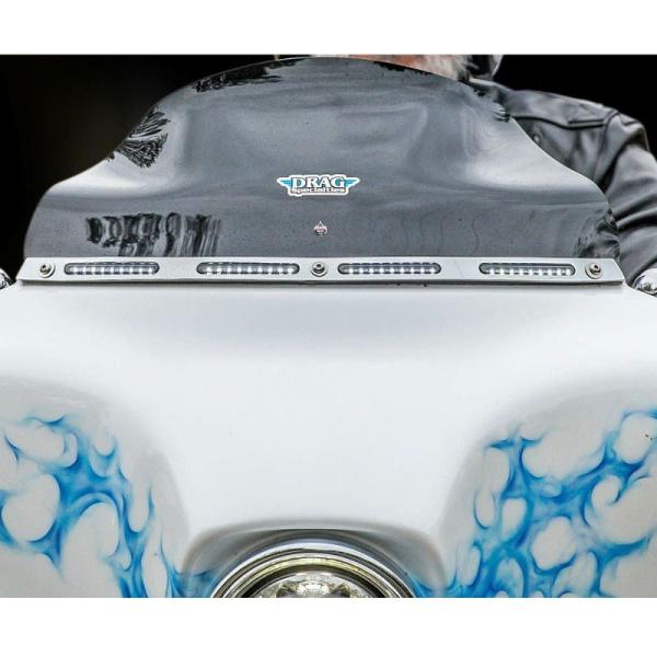 【適合】1996〜2005 FLHT【商品説明】LEDランニングライト、ウインカー機能付きのウインドシールドトリム。通常時は白色のランニングライトが点灯し、ウインカー使用時はアンバー点滅に切り替わります。ウインカーがオフになると、白色のラン...