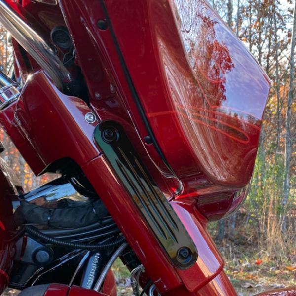 【適合】2014〜2023 FLHX、FLHXS、FLHXST【商品説明】ツーリングモデルのヤッコカウル周りをすっきりとさせることで、フロント周りをクールなルックスにすることができます。別途アクセサリー配線の接続が必要です。通常時はホワイト...