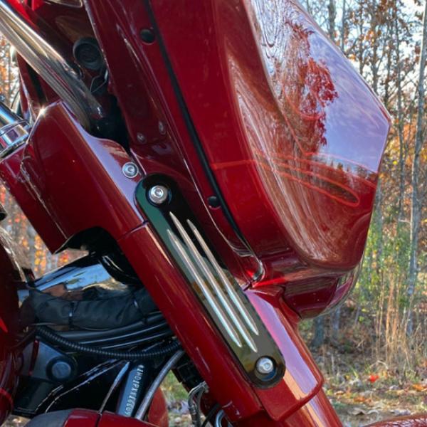 【適合】2014〜2023 FLHX、FLHXS、FLHXST【商品説明】ツーリングモデルのヤッコカウル周りをすっきりとさせることで、フロント周りをクールなルックスにすることができます。別途アクセサリー配線の接続が必要です。通常時はホワイト...