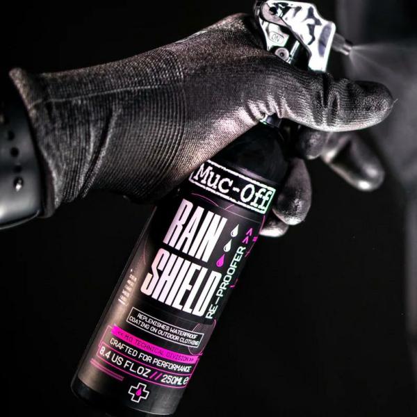 【商品説明】Muc-Off（マックオフ）は、パフォーマンスを最大限まで発揮させるために、革新的なケア製品を作り続けるUKブランドです。スプレーするだけで、最高の防水性を発揮します。また、泥や地面の汚れを防ぐ効果もあります。特長・濡れた泥や汚...