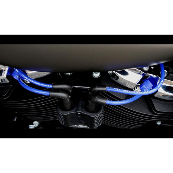 【適合】2018以降 ソフテイル【商品説明】8MM径のカスタムプラグコード。ブーツとワイヤーは華氏600度（摂氏315度）の高温でも耐えられるシリコンで作られており耐久性は抜群です。また、使用されているSpiro-Proコアは標準のカーボン...