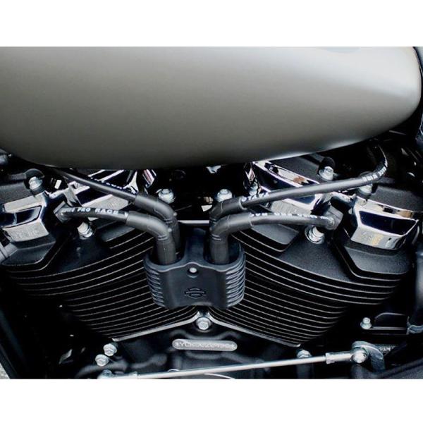 【適合】2018以降 ソフテイル【商品説明】10.4MM径のカスタムプラグコード。通常のの8MM径プラグコードに比べ、太く迫力あるスタイルになります。ブーツとワイヤーは華氏600度（摂氏315度）の高温でも耐えられるシリコンで作られており耐...