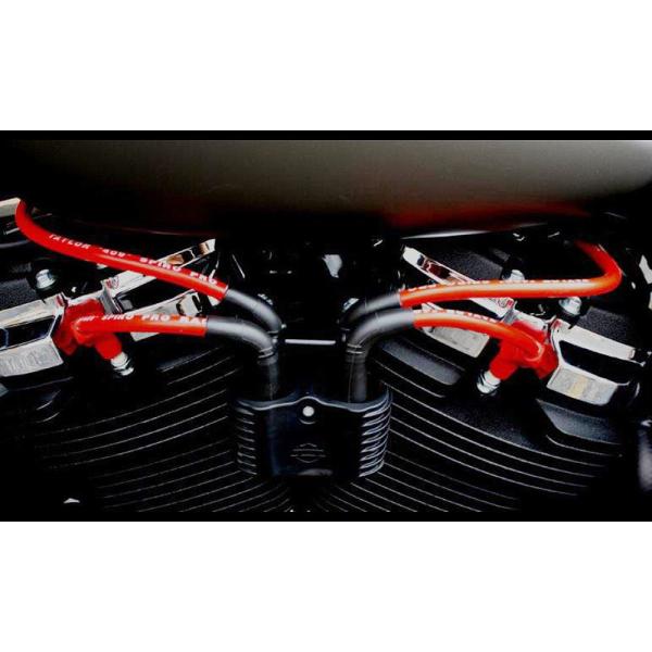 【適合】2018以降 ソフテイル【商品説明】10.4MM径のカスタムプラグコード。通常のの8MM径プラグコードに比べ、太く迫力あるスタイルになります。ブーツとワイヤーは華氏600度（摂氏315度）の高温でも耐えられるシリコンで作られており耐...