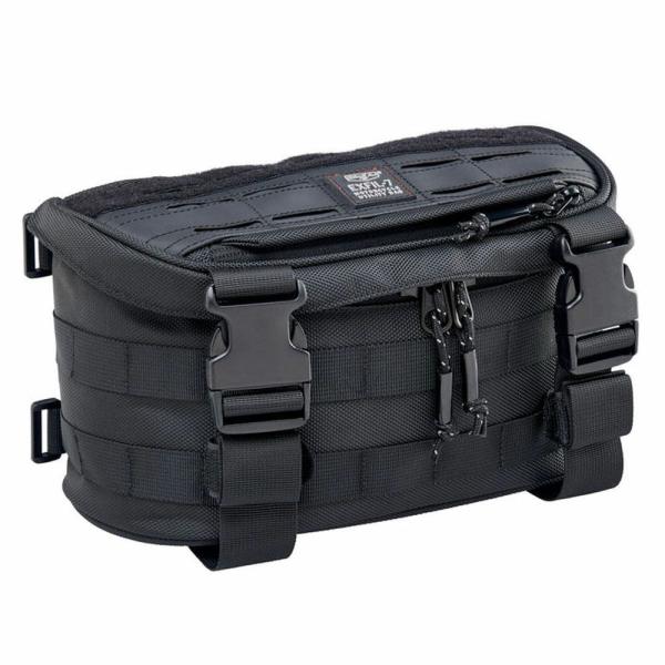 【商品説明】絶大な人気を誇っていたEXFIL-7バーバッグのGen-2モデルのバッグです●外側のMOLLE システムにより、このバッグを他のバッグやアクセサリーに取り付けたり拡張が可能●蓋には、目立たないレーザーカットの MOLLE スロッ...