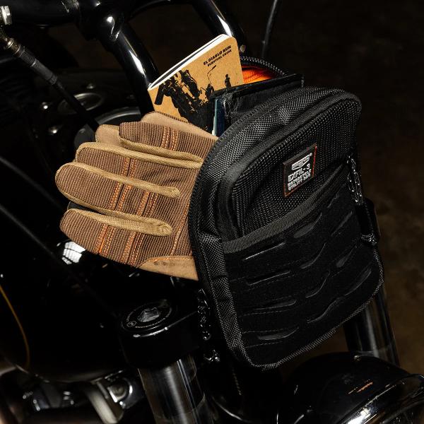 【商品説明】マルチに使えるバーバッグです。＜特長＞●容量約1L。350ml缶3本が入る大きさです●頑丈な1680デニールのポリエステル製●背面は縦横に通せるストラップ用スリット付。付属のストラップ6本でライザーやTバーをはじめ、色々な場所に...