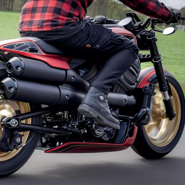 【適合】2021以降 スポーツスターS【商品説明】スポーツスターS用 バックステップキットです。ノーマルの前寄りのフットポジションから、大幅に後退したポジションへ変更することにより、前輪荷重を軸とするスポーツライディングに適したポジションに...