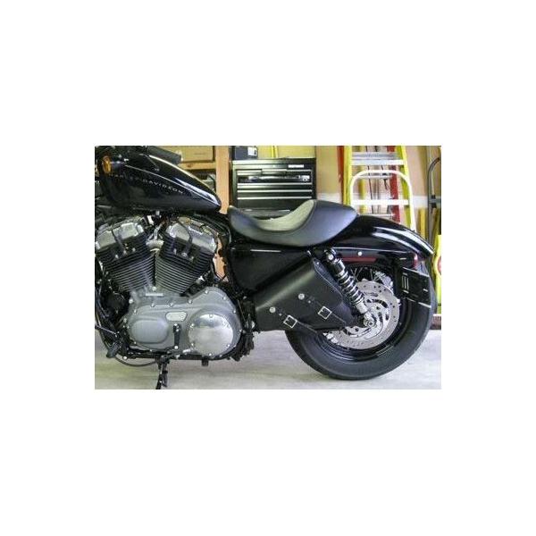 【適合】2004〜2021 スポーツスター【商品説明】2004年以降のラバーマウントスポーツスターのフレームに合わせたサイズのソロバッグです。リッドストラップ取り付け部のインディアンヘッド・ニッケルの装飾がデザインアクセントになっています。...