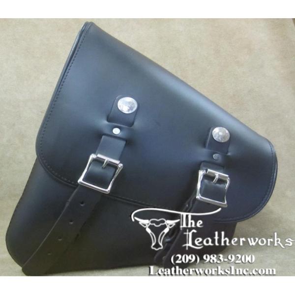 【適合】2018以降 ソフテイル【商品説明】老舗のレザーサドルバッグメーカーLeatherworksが、M8ソフテイル用にデザインしたソロバッグです。M8ソフテイルのスウィングアームに合うようにストラップの位置を配置してあります。リッドのス...