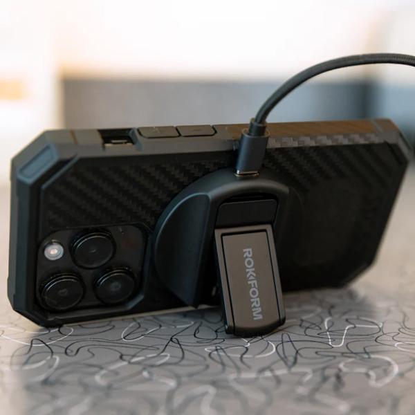 【商品説明】ROKFORM（ロックフォーム）製の持ち運びが便利な強力マグネット式の充電スタンドです。充電スタンドは最大7.5Wの急速充電に対応し、ロックフォーム製のスマホケースと組み合わせてご使用いただけます。さらに、縦向きや横向きの調整が...