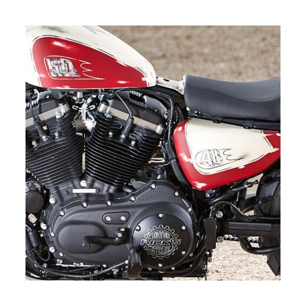 【適合】2004〜2021 スポーツスター【商品説明】高品質なカスタムパーツで評価の高い、ドイツのRick's Motorcycles（リックス）による、ダービーカバーです。全面にリックスのロゴマークがエッチングされています。カラーはマット...