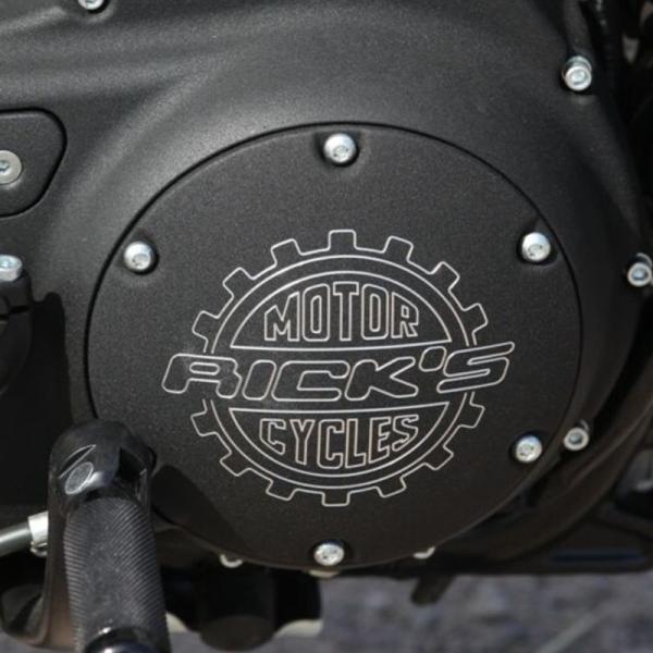 【適合】2004〜2021 スポーツスター【商品説明】高品質なカスタムパーツで評価の高い、ドイツのRick's Motorcycles（リックス）による、ダービーカバーです。全面にリックスのロゴマークがエッチングされています。リンクルブラッ...