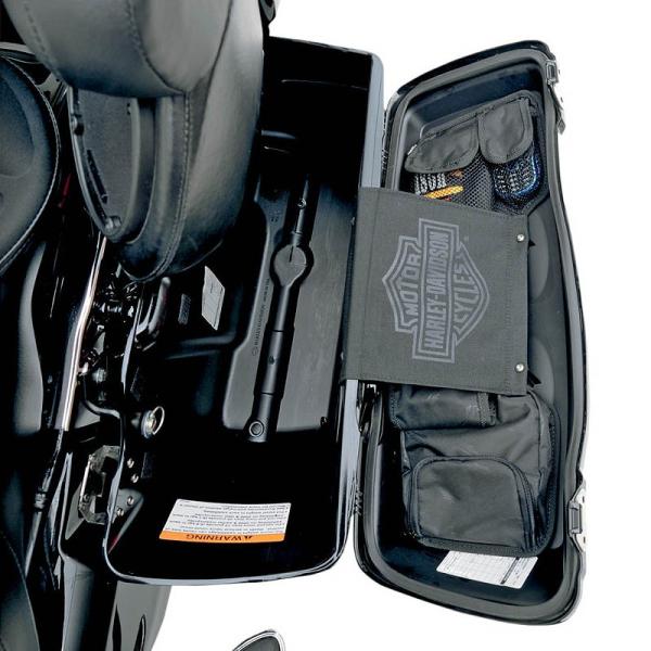 【適合】1993〜2013 ツーリング（ハードサドルバッグ装着車）【商品説明】サドルバッグ・リッド・オーガナイザー。蓋の裏に貼り付け、小物などをしっかりと収納することが可能です。左右ペアサイズ：50cm×16.7cm適合：1993〜2013...