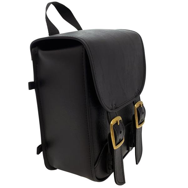 【商品説明】ザー調ビニールレザーとブラスバックルの組み合わせがビンテージルック・シーシーバーバッグです。実用的でコストパフォーマンスに優れ、使い倒せるバッグです。素材は丈夫な耐UV、防水素材のビニールレザー。※縫い目部分は防水処理されていま...