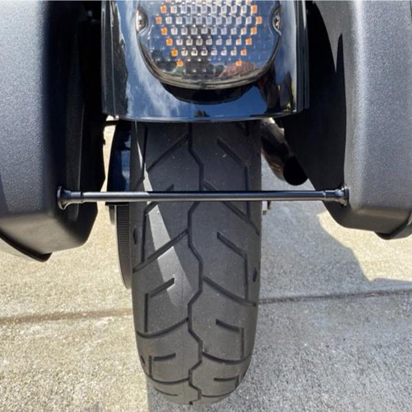 【適合】2018以降 FLSB、FXLRST、FXRST【商品説明】ローライダーST、スポーツグライド、エルディアブロの純正サドルバッグ左右を連結する、サポートバーです。・特長●左右サドルバッグをダイレクトに連結。高速走行時の乱流によるバッ...