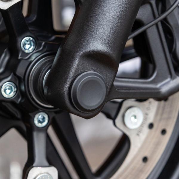 【適合】2021以降 RH1250S、RH975【商品説明】ハーレー スポーツスターS、ナイトスター RH975用 フロントアクスルカバーセットです。ノーマルのフロントアクスルの上から被せるだけで、周辺のカラーにマッチしたカスタムルックにド...
