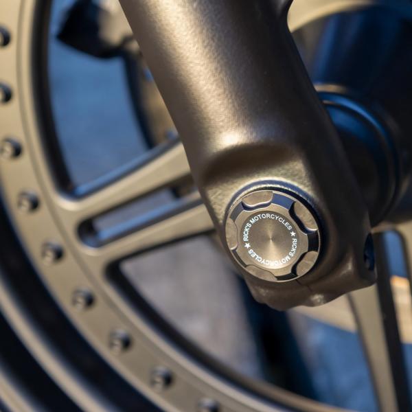 【適合】2021以降 RH1250S、RH975【商品説明】ハーレー スポーツスターS、ナイトスター RH975用 フロントアクスルカバーセットです。ノーマルのフロントアクスルの上から被せるだけで、周辺のカラーにマッチしたカスタムルックにド...