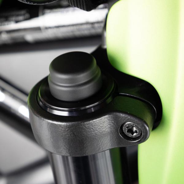 【適合】2021以降 RH1250S【商品説明】ハーレー スポーツスターS用のアッパーフォークステムカバーです。ドイツのカスタムビルダー、Rick's Motorcycles製。小ぶりなサイズ、装飾の無い、スムースデザインです。むき出しのフ...