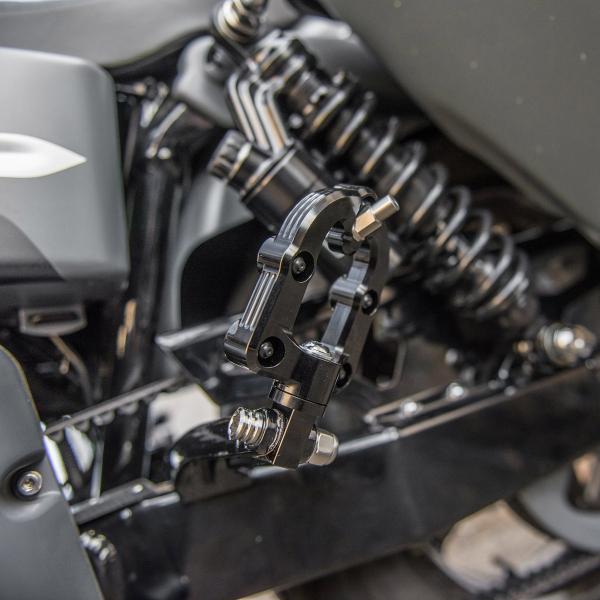 【適合】オス型フットペグ装着車※2018〜2024 ソフテイル不可※2011〜2021 XL1200X/S、XL1200V ライダー側不可※FXCW/C、FXS、FXSB/SE、FXSE ライダー側不可【商品説明】モトクロススタイルのフット...