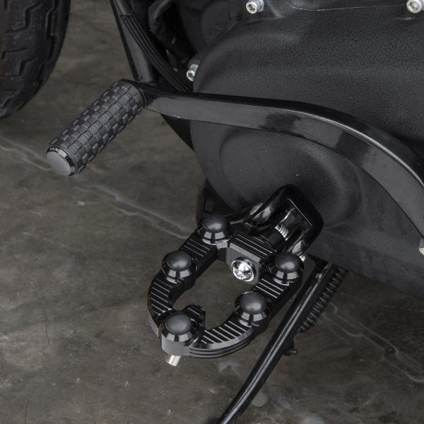 【適合】2018以降 ソフテイルライダーポジション用【商品説明】モトクロススタイルのフットペグです。十分な幅があり、5個の滑り止めラバー付で、足をしっかりとホールドします。ビレットアルミニウム製。CNCマシンによる削り出し加工品です。表面に...