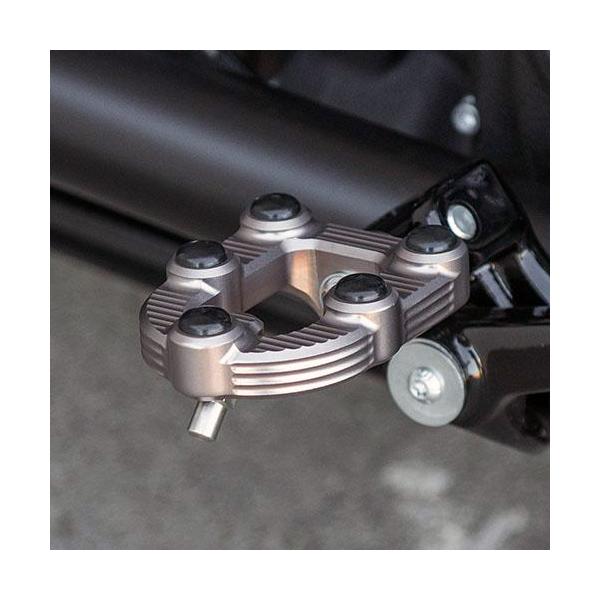 【適合】2018以降 ソフテイルライダーポジション用【商品説明】モトクロススタイルのフットペグです。十分な幅があり、5個の滑り止めラバー付で、足をしっかりとホールドします。ビレットアルミニウム製。CNCマシンによる削り出し加工品です。表面に...