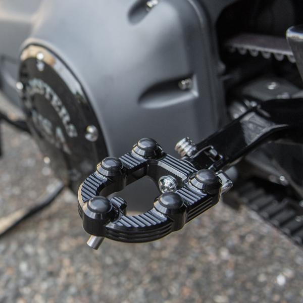 【適合】2018以降 ソフテイルパッセンジャーポジション用【商品説明】モトクロススタイルのフットペグです。十分な幅があり、5個の滑り止めラバー付で、足をしっかりとホールドします。ビレットアルミニウム製。CNCマシンによる削り出し加工品です。...