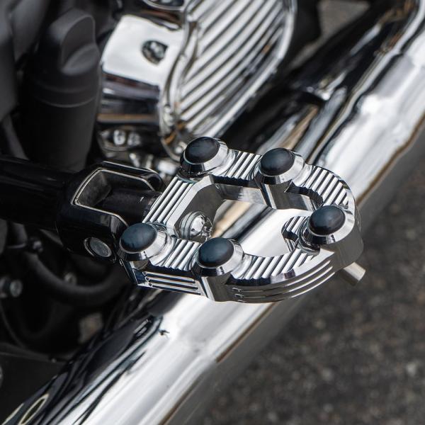 【適合】2018以降 ソフテイルパッセンジャーポジション用【商品説明】モトクロススタイルのフットペグです。十分な幅があり、5個の滑り止めラバー付で、足をしっかりとホールドします。ビレットアルミニウム製。CNCマシンによる削り出し加工品です。...