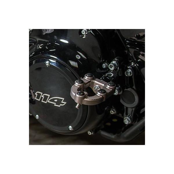 【適合】2018以降 ソフテイルパッセンジャーポジション用【商品説明】モトクロススタイルのフットペグです。十分な幅があり、5個の滑り止めラバー付で、足をしっかりとホールドします。ビレットアルミニウム製。CNCマシンによる削り出し加工品です。...