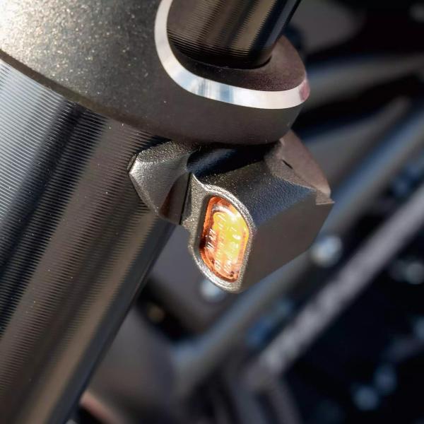 【適合】2022以降 RH975、RH975S ナイトスター【商品説明】ハーレー RH975 ナイトスター用 フォークマウントフロントターンシグナルキットです。取り付けブラケットはトリプルツリーを外すことなく装着可能な、ハーフクランプタイプ...