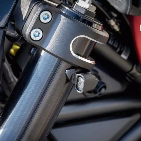 【適合】2021以降 RH1250S【商品説明】ハーレー スポーツスターS フォークマウントフロントターンシグナルキットです。取り付けブラケットはトリプルツリーを外すことなく装着可能な、ハーフクランプタイプ。フロントから見たルックスが非常に...